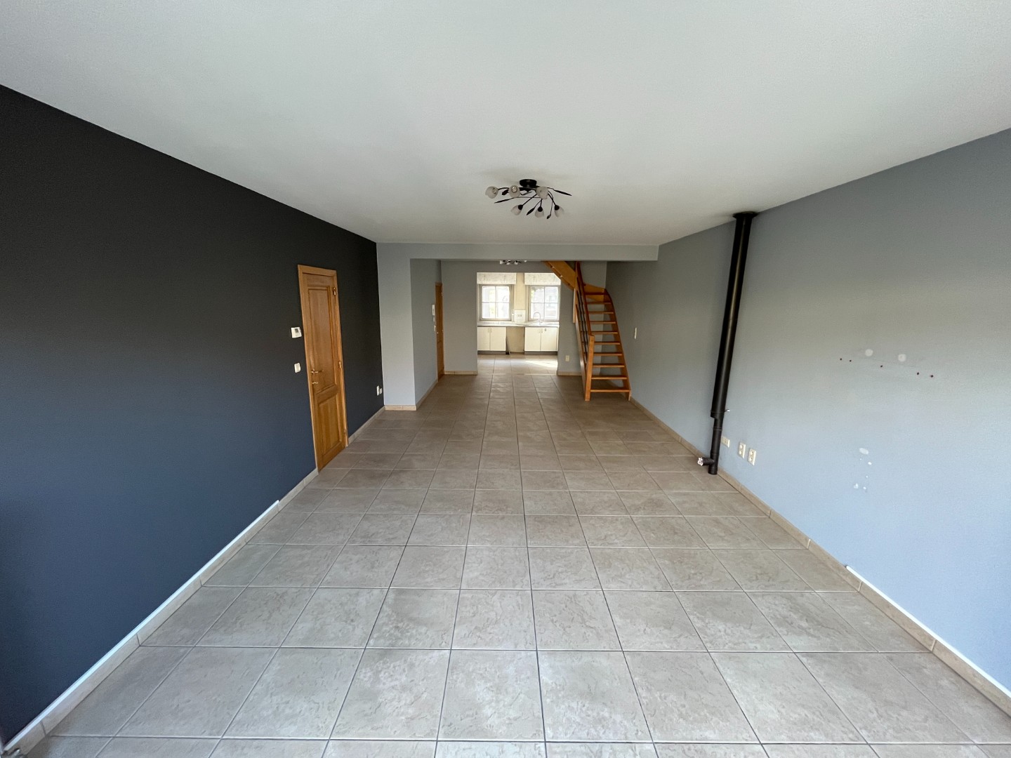 Une maison de rendement avec de nombreuses possibilités, et un garage ...
