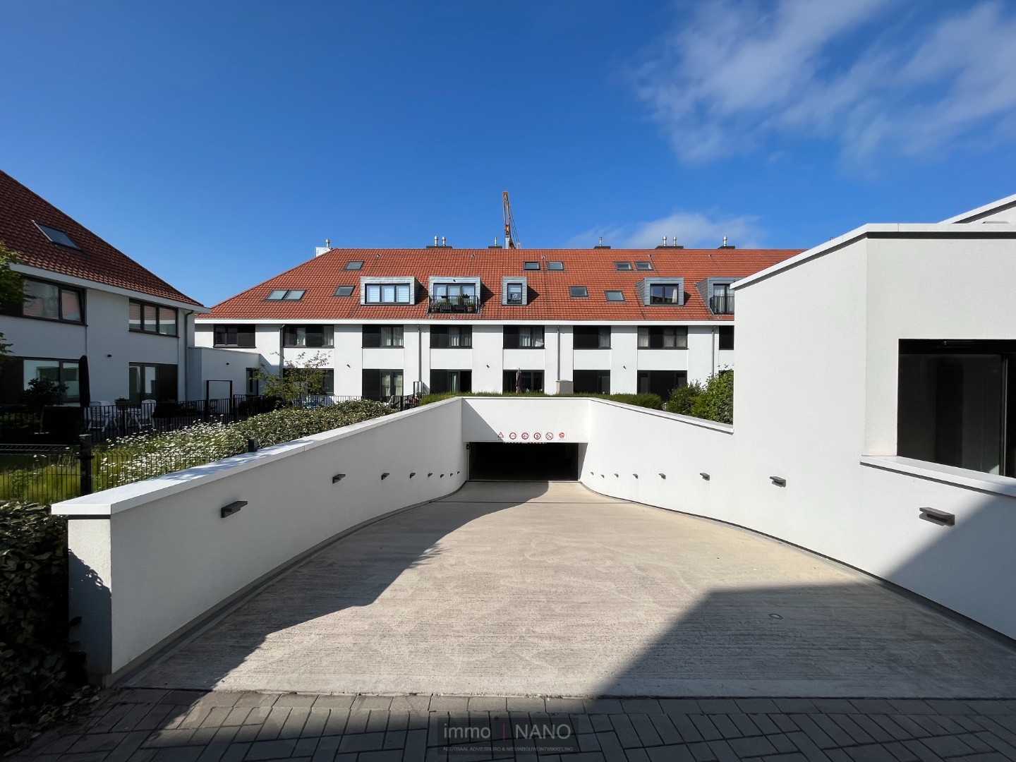 Ruime garagebox met automatische poort , zeer gemakkelijk in- en ...