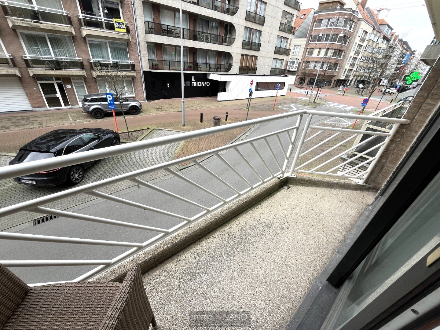 Ruim appartement met 2 grote slaapkamers een terrasje vooraan en een ...